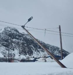 Løs lysstolpe ved fotballbanen - Loppa kommune